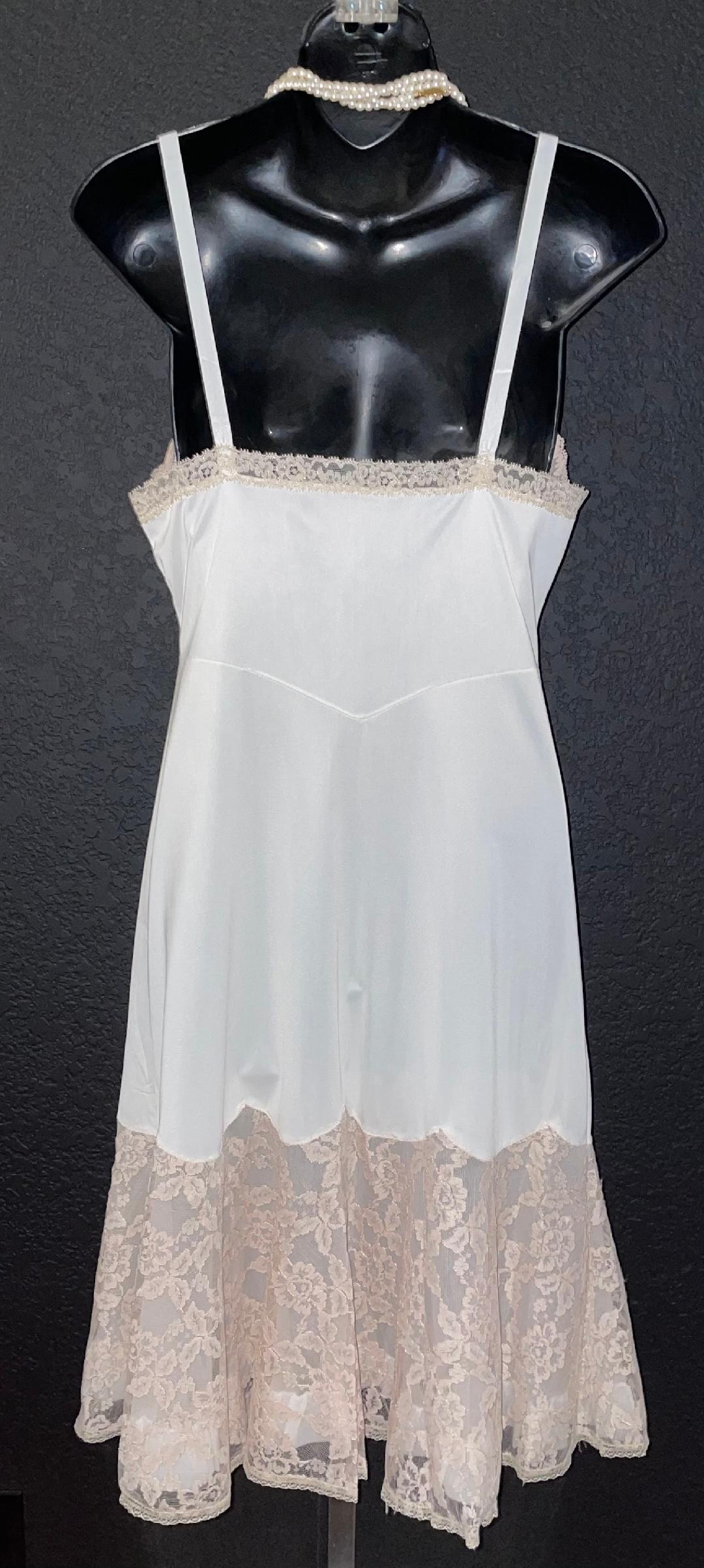 Luxurious Vintage 1950 S Barbara Lee Pale Beige Ecru Lace Wide Hem